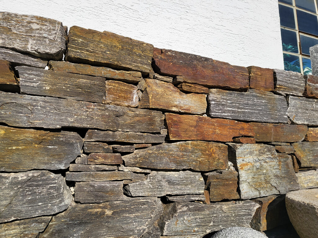 Gneis Mauersteine - Rössle AG - Natursteine